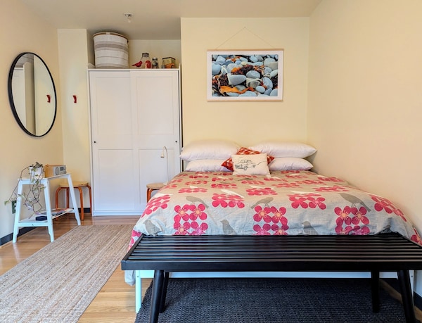Charming Studio Just A Stone's Throw From Vashon Town. - Vashon, WA
