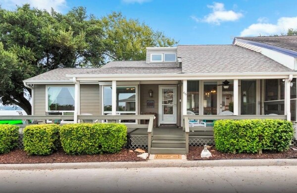Quaint, Cozy, Lakefront Haven W\/ Lily Pad, Kayaks, Firepit, And Wrap Around Deck - Conroe, TX
