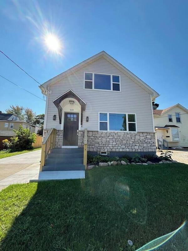 Lake Erie Views- 2 Mins To Downtown & Bayfront - Erie, PA