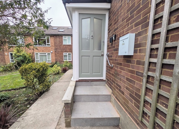 Stylish 2 Bedroom Apartment In North Finchley - Botany Bay - London