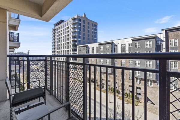 Urban Oasis | Balcony, Free Parking, Views, Gym - Charlotte