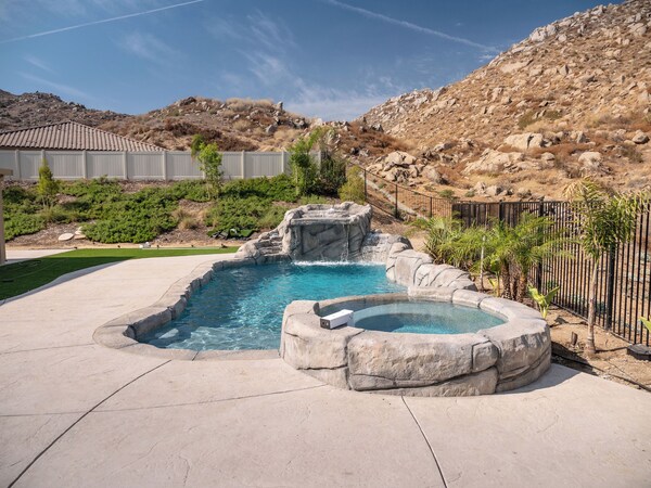 Hillside Retreat W/grotto Pool, Hot Tub & Patio - Hemet, CA