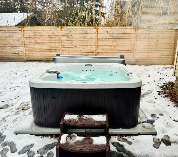 Walk To Highland Square, Hot Tub, Sleeps 8! - Akron, OH