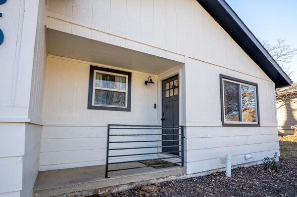Main Retreat W/ King Bed In Master, And Has Garage - Springfield, MO