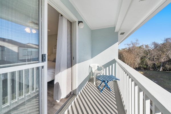 Summer Sale! Top Floor Oasis With Pool! Well Stocked! Short Walk To Beach! - Panama City Beach, FL