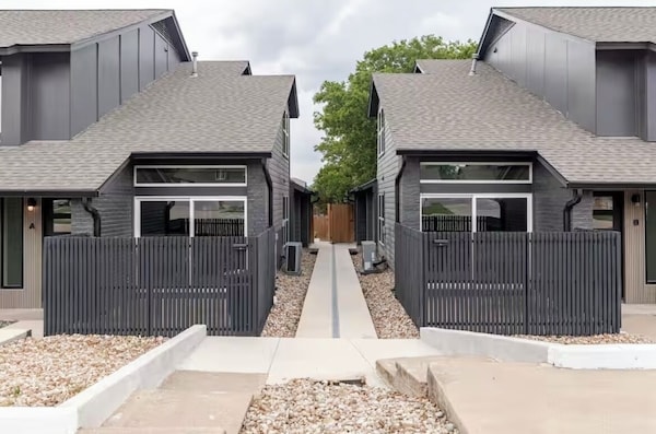 Cozy 2-bedroom Townhome In Cool Austin With Wifi, Ac - Austin, TX