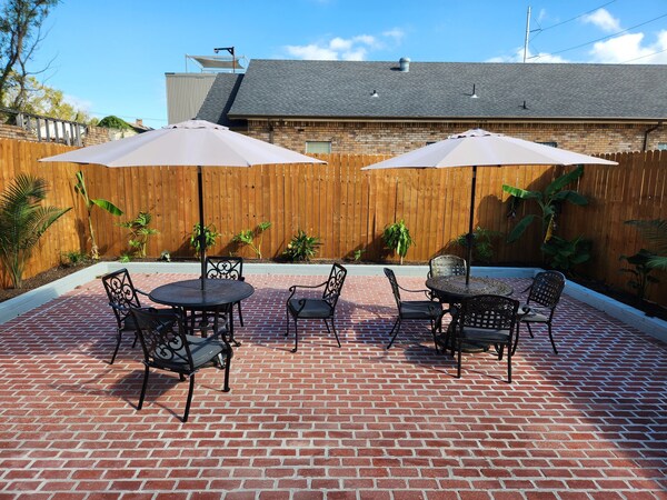 La Maison De La Cour\nlovely 4 Bdr, 4 Bath Cottage, 6 Tvs, Wifi, 2 Washer/dryer. - La Nouvelle-Orléans, LA