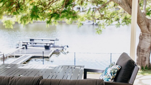 Riverfront Retreat  Family Getaway 4br With Pool - Nerang