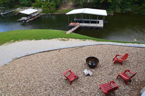Newly Updated In A Private Cove, With Firepit, Flat Lawn, Dock, Boat Slip & Kayaks In Osage Beach - Lake Ozark, MO
