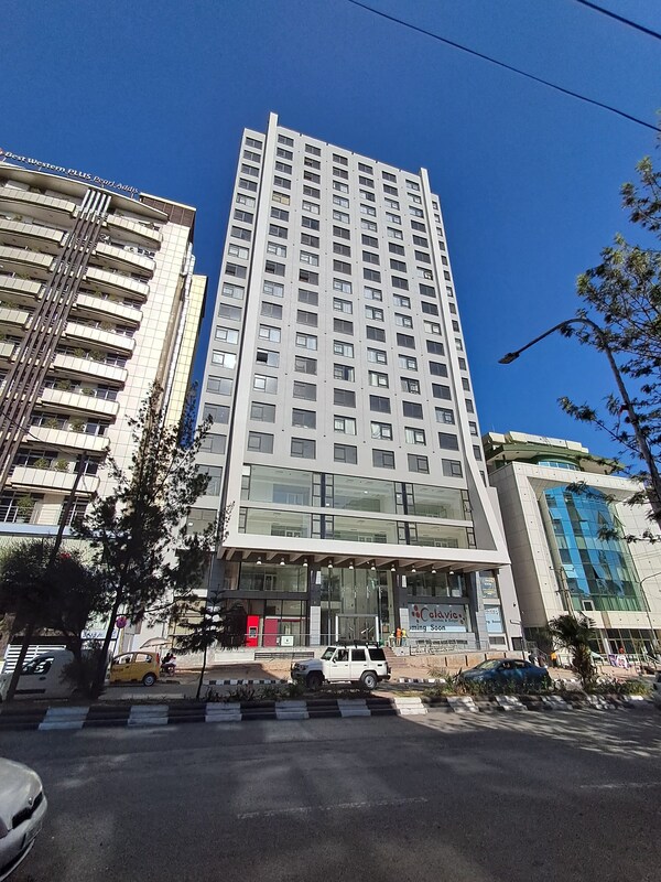 Exquisite Sanctuary Of Luxury 2-bedroom, 3-bathroom, With Extra Room & Kitchen - Addis Ababa