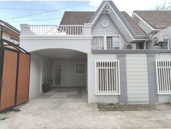 Spacious 4-bedroom House In Charming Angeles City With Wifi, Ac - Angeles