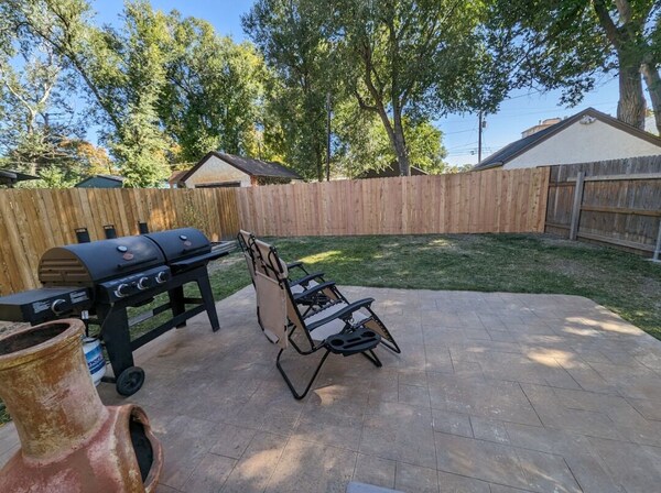 Comfortable 2 Bedroom 1 Bath Bungalow Near Downtown. Pet Friendly! - Colorado Springs, CO