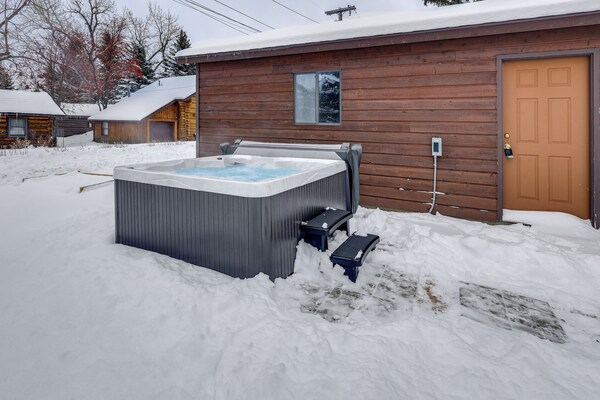 Hot Tub + Fire Pit: Cozy Cabin In Red Lodge! - Red Lodge, MT