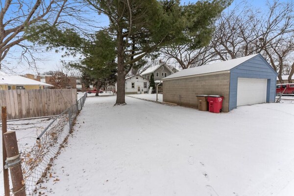 Charming Centrally Located Sunroom/fireplace - Sioux Falls, SD