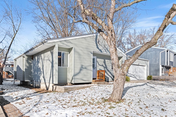 Hawkeye Haven | Garage | 4 Bd 2 Ba| Sleeps 8 - Iowa City, IA