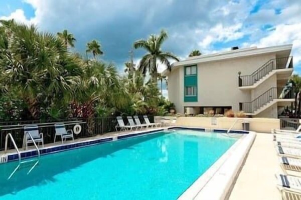 Ami Bridgeport 111 Bikini Bottom - Gulf View + Perfect Location - Cortez Beach, FL