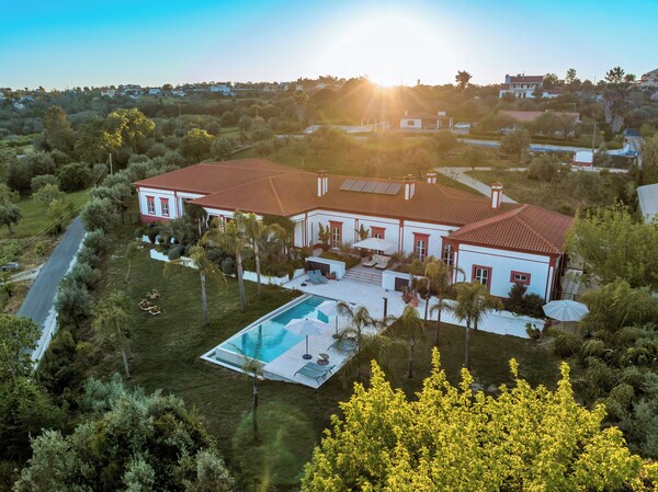 Luxurious 5-bedroom Villa With Ac, Saltwater Pool And Lush Gardens In Tomar - Tomar