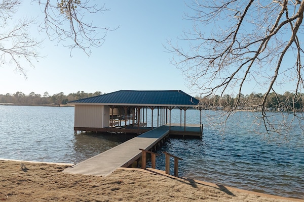 Barefoot Bay Hideaway\na Spacious Lakefront Home On Lake Bob Sandlin - Mount Pleasant, TX