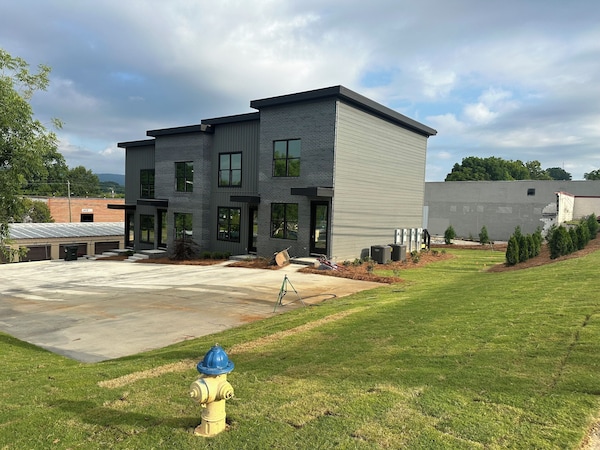 Modern 2 Bedroom Condo Steps Away From Downtown Dalton - Dalton, GA