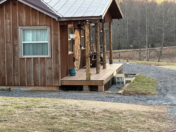 Escape To A Hobbit Cottage Overlooking A Pond With Water Wheel In Wine Country! - North Carolina