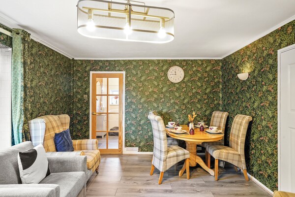Beautiful 5 Bedroom House Free Parking, Aylesbury - Aylesbury