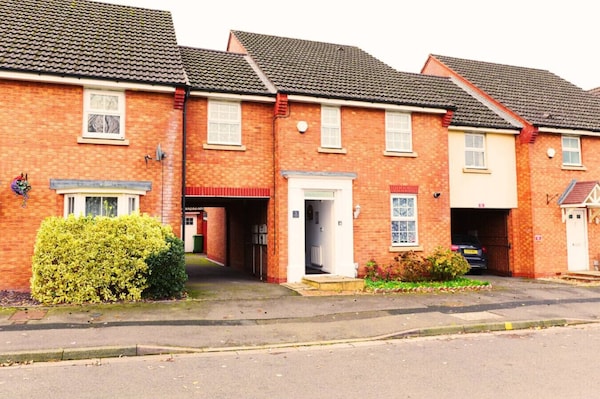 Roomy Spark Home With Parking, Garden, Wi-fi - Telford