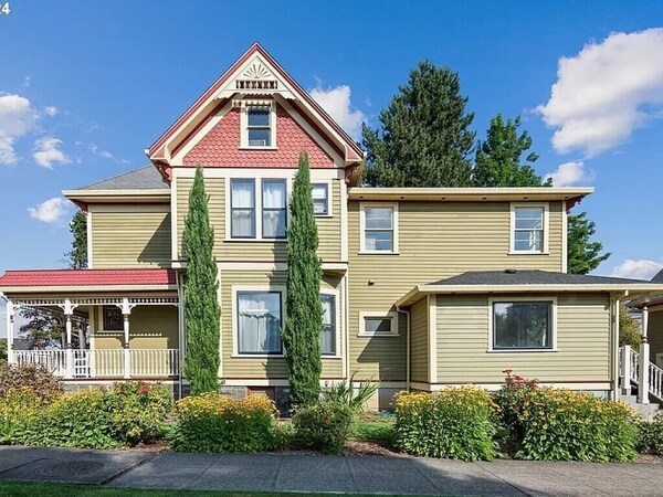 Spacious 4-bedroom Victorian Home, Sleeps Up To 14, For Family Or Bridal Getaway - Oregon City, OR