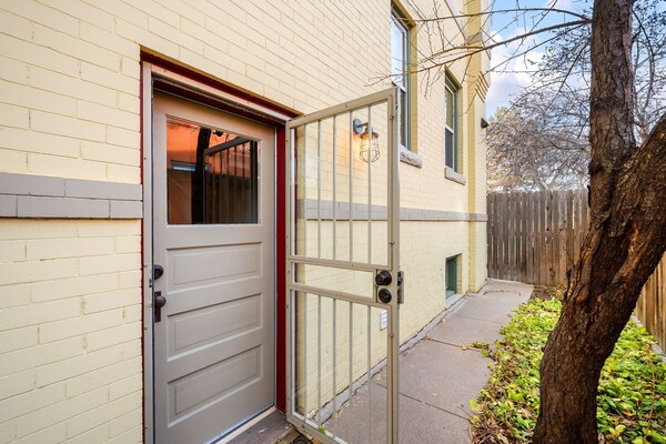 Well Equipped 1-bedroom Basement Apartment/private Entrance, Ac, Wifi Denver - Denver, CO