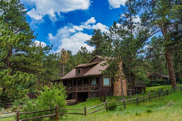 Hot Tub, Fireplace & Turkeys Near National Park - Estes Park, CO