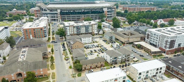 Luxury Downtown Home With View Of The Stadium - Tuscaloosa, AL