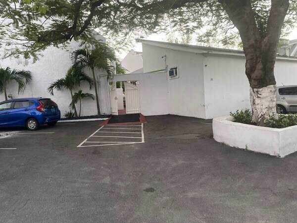 Cozy Hotel In Fabulous Nassau With Ac, Wifi - Nassau
