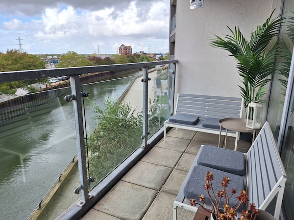 London Urban Living Apartment With Riverview - Barking