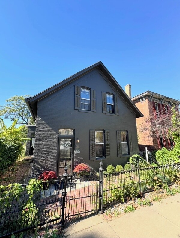 Luxury Home:3 Bed/2 Bath With Shuffleboard~ Walk To Restaurants/bars Near Purdue - Lafayette, IN