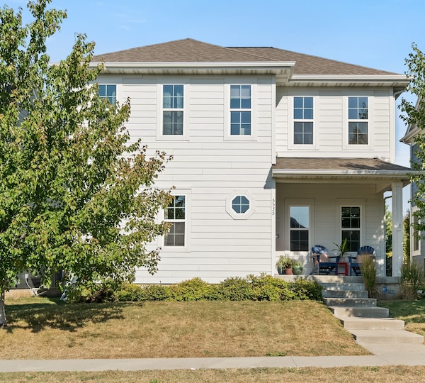 The Glenda! Sassy West Glen Home + Garage + Tvs + Wifi + Electric Fireplace - West Des Moines, IA