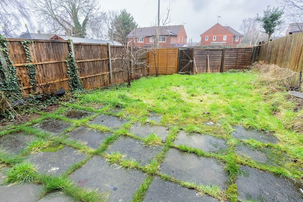 3 Bedroom House With Free Private Parking, Aylesbury, Dalston Cl - Aylesbury