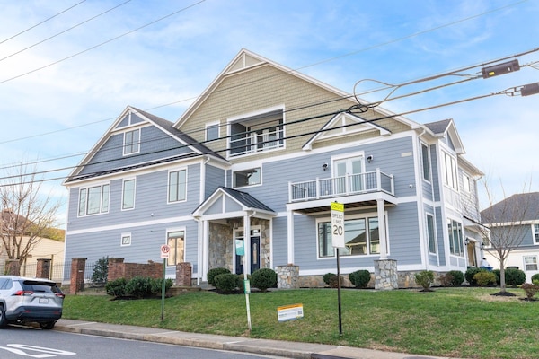 Bright , Sunny, And Inviting 5 Bedroom W/ A Spacious Floor Plan + Movie Theater - Alexandria, VA