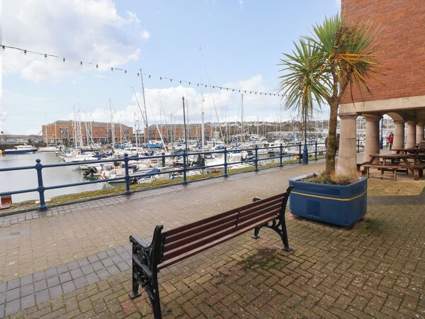 15 Sovereign House, Family Friendly In Milford Haven - Little Haven