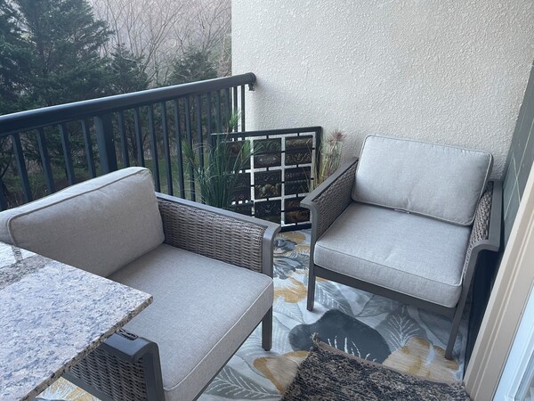 Mountain Comfort Condo Condo W/ Hot Tub, 2 Pools, Balcony & Mountain Views - Pigeon Forge, TN