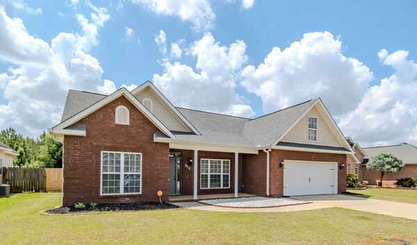 Southern Delight-4 Bed Room-7 Beds- Private Backyard-great For Larger Groups - Bonaire, GA