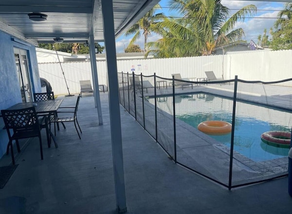 Resort Style Hollywood Beach Gem, Close To Casino And Beach - Hollywood, FL