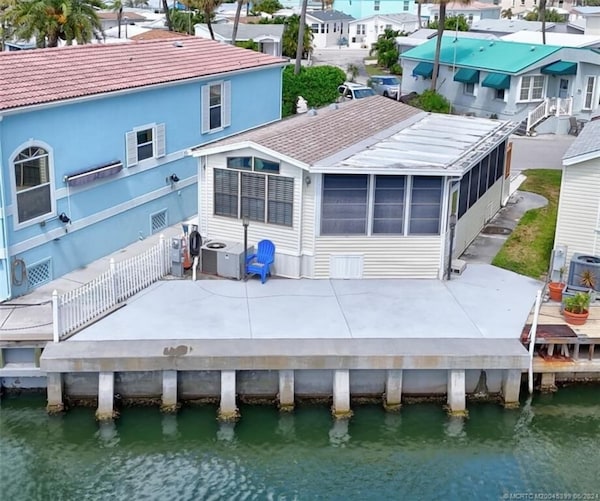 Adorable Beach Bungalow Just Steps From The Ocean! - Florida