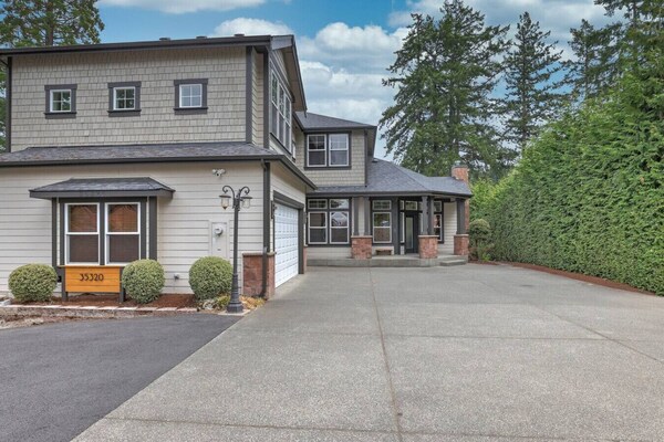 Luxury Lake Waterfront Friendly Retreat - Fife, WA