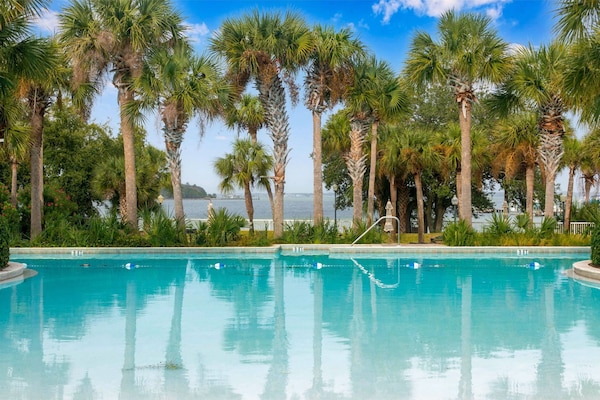 Pelican 307: Your Vip Beach Getaway Awaits! Lazy River + Free Golf - Island Time, Fort Walton Beach