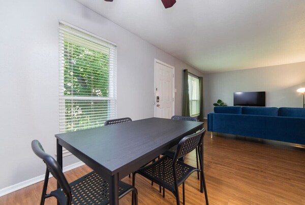 Cozy Fall Apartment | Near Tcu & Cowboys Stadium - Cultural District - Fort Worth
