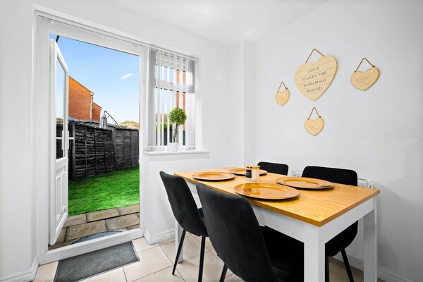 Tipton Escape Haven Modern 3 Bed House Sleeps 6 - Wolverhampton