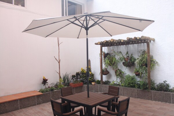 5 Minutes From La Laureles Area! Ideal House For Family And Friends. - Medellín
