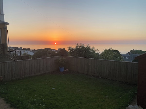 Relaxing Modern 2-bed Apartment With Private Parking, A Garden & Epic Sea Views. - Devon