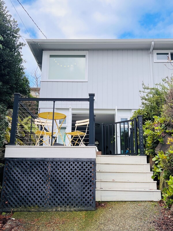 Magnolia Private Unit With Kitchen & Patio - Shoreline, WA
