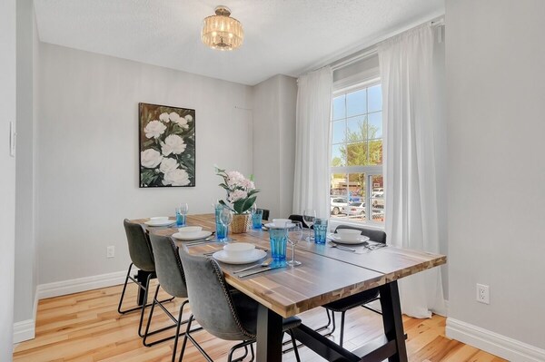Cynthia - Spacious 4-bdrm | Sleeps 8 | Central - Alberta