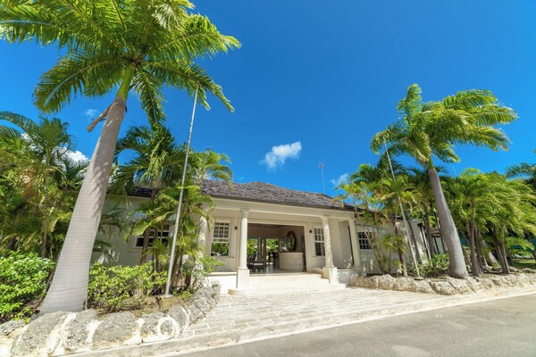 Charming 3-bedroom Townhome With Ac, Fitness Room In Mullins - Barbados